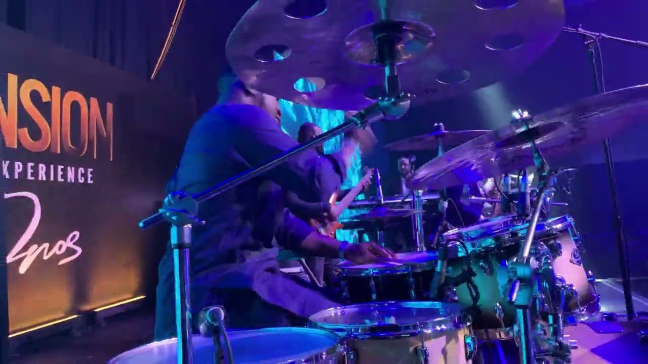Mike Aremu in concert - YouTube