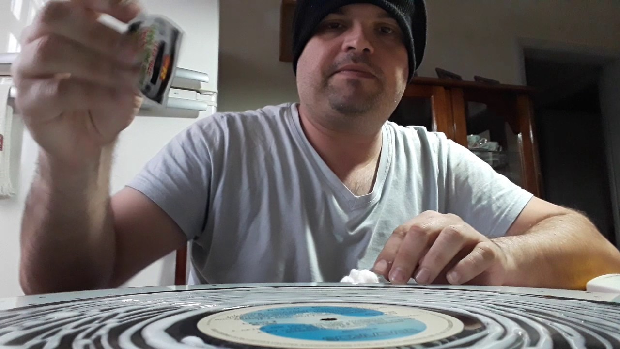 Alexandre Damasceno Cunha explica processo de limpeza de LP de vinil ...