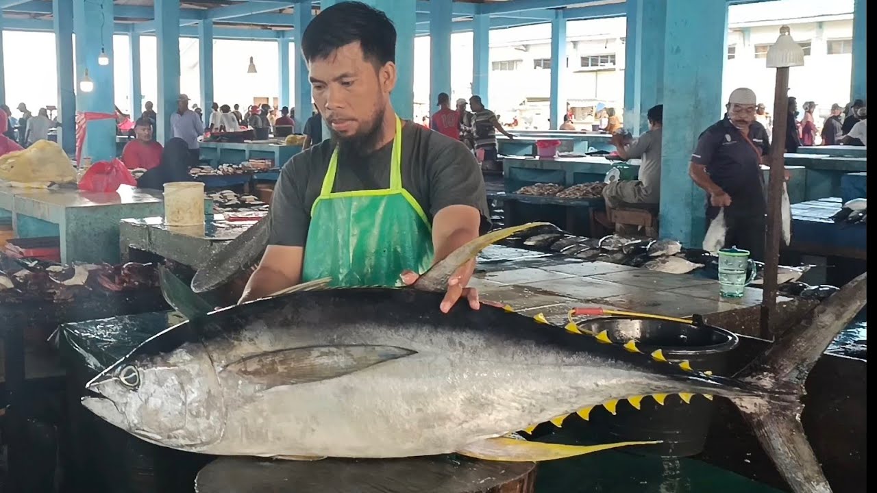 superb cutting skills ! Giant Yellowfin Tuna at tradisional fish market ...