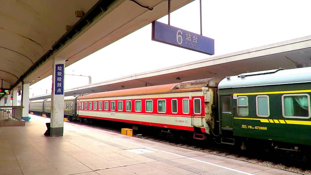 {CNR} DF5 1897 transfers the coaches of K9077 passenger train towards ...