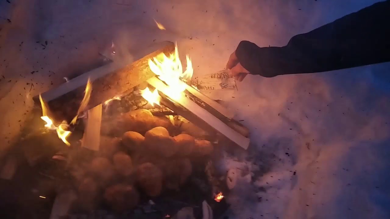 ПЕЧЁМ КАРТОШКУ НА УГЛЯХ В КОСТРЕ💯 Youtube