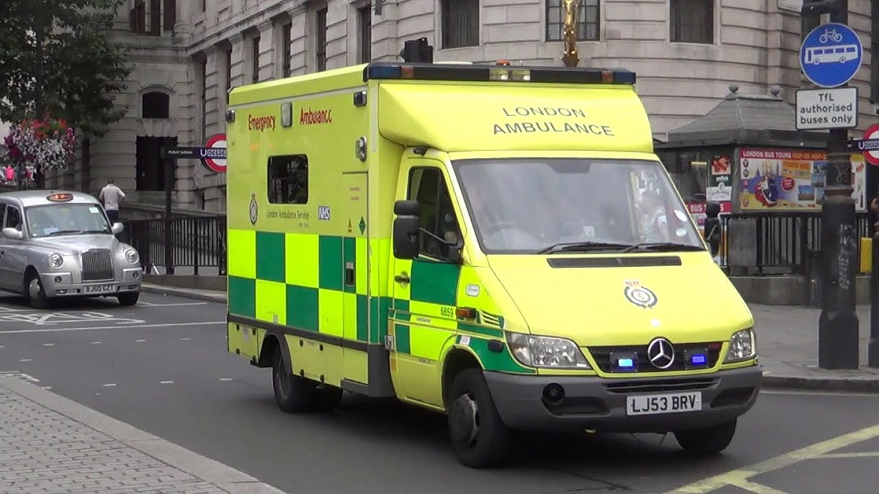 London Ambulance Service - Mercedes Sprinter - On shout in Trafalgar Sq ...