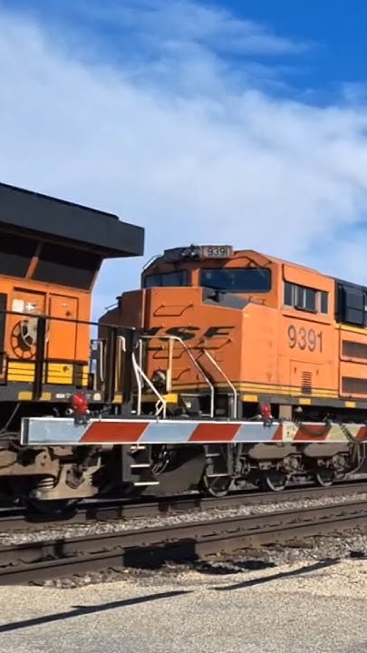 4 x "elephant style" GE, EMD, GE and GE. BNSF west of Chicago #railfan #train - YouTube