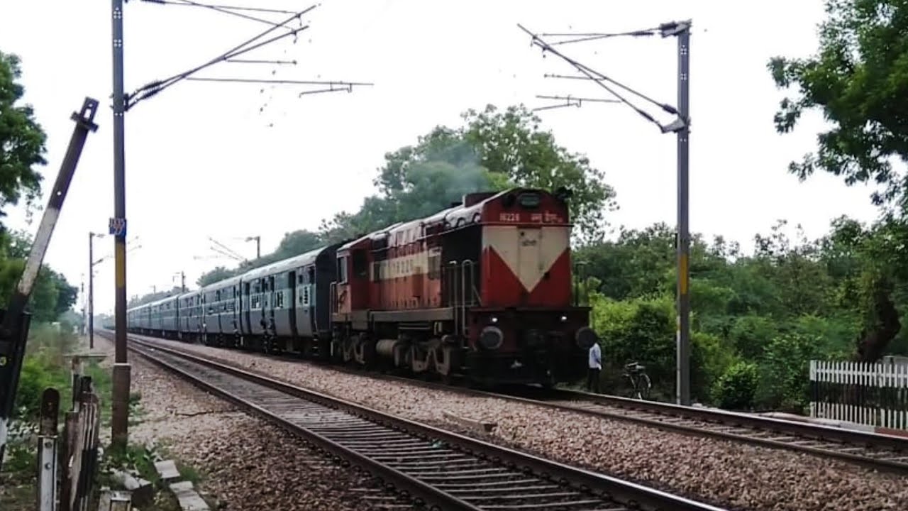 KHAJURAHO - UDAIPUR CITY EXPRESS Speeding Towards AGRA CANTT With ...