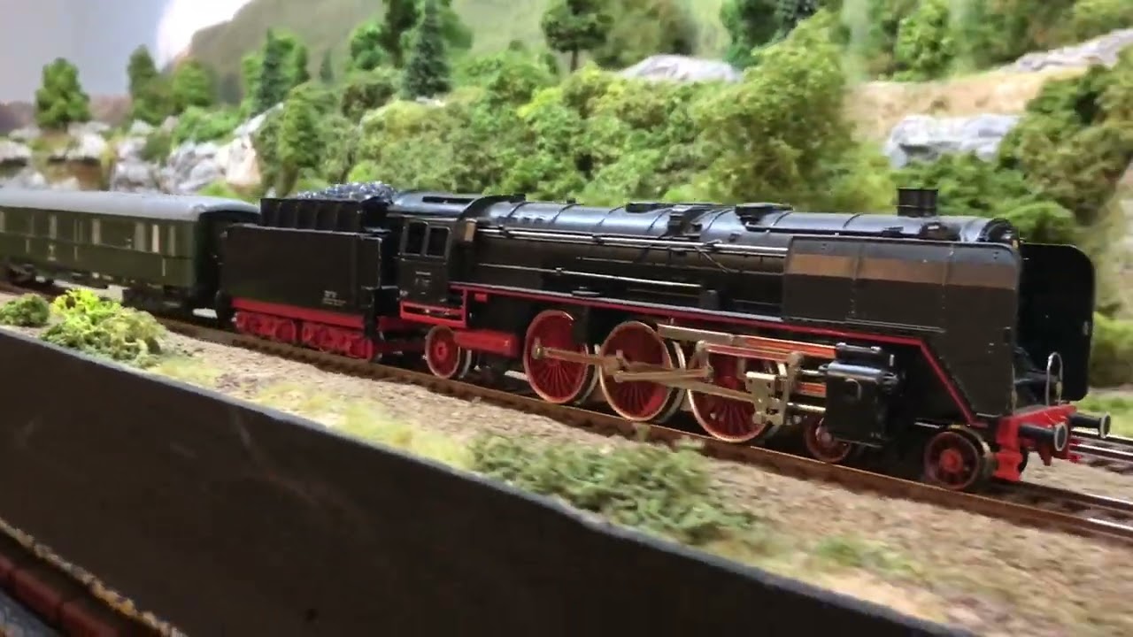 Roco BR 01, Trix BR 01, Fleischmann BR 01 und 03 Fahrvideo - YouTube