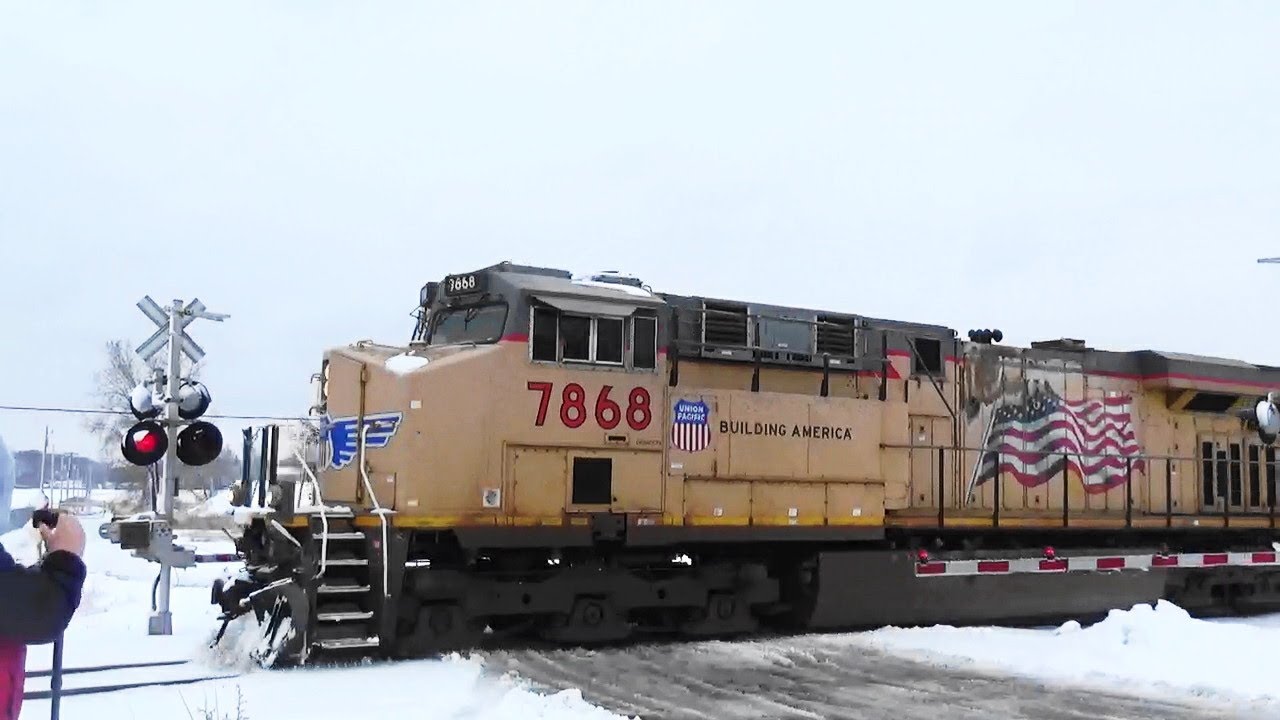 UP 7868- 7 engines w/ NS & CP Power, Davenport, IA - YouTube