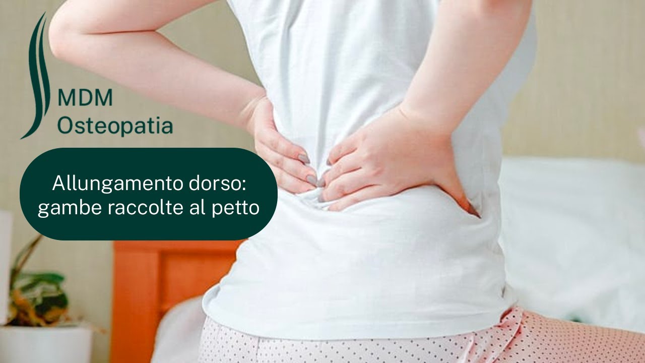Allungamento dorso: gambe raccolte al petto - YouTube