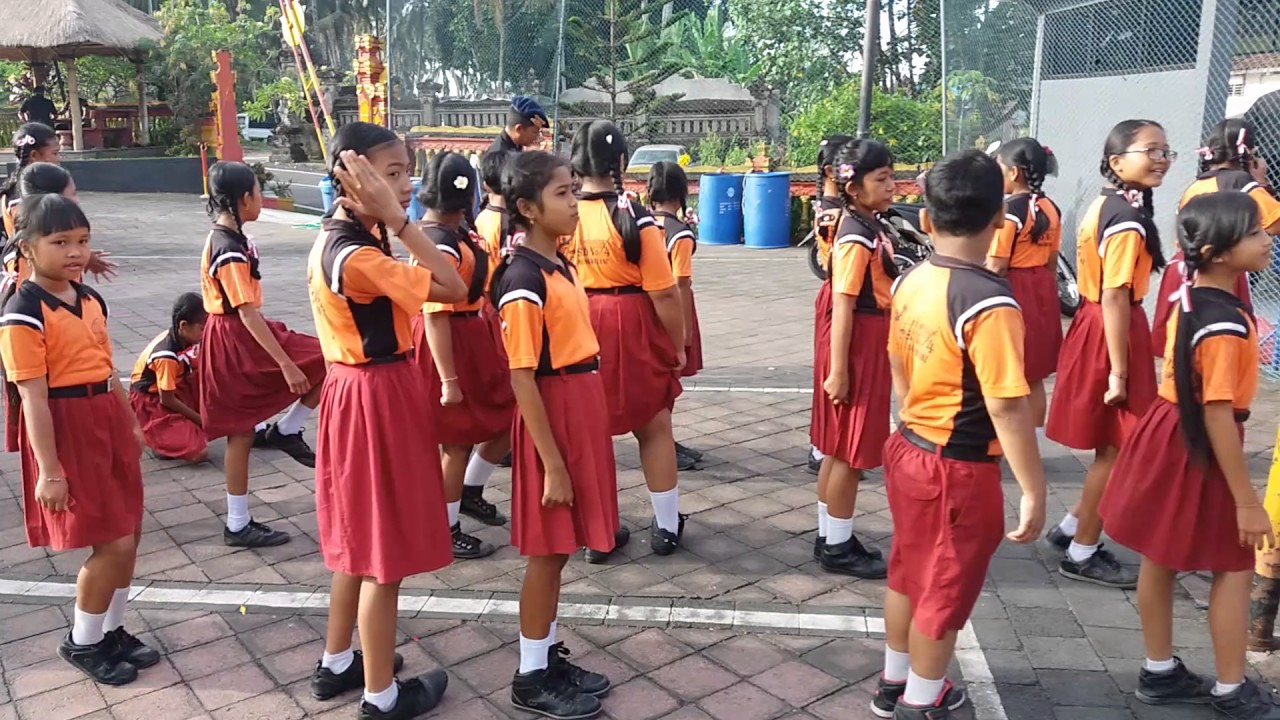 Latihan baris-- barbaris anak2 SD Negeri 4 Mengwitani Badung Bali ...