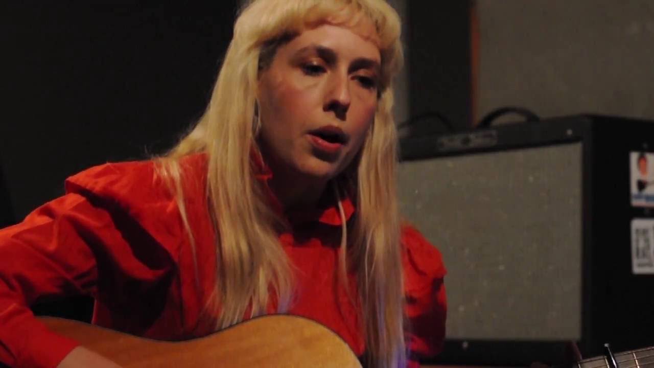 Freya Josephine Hollick - A Man is the Water (live) - YouTube