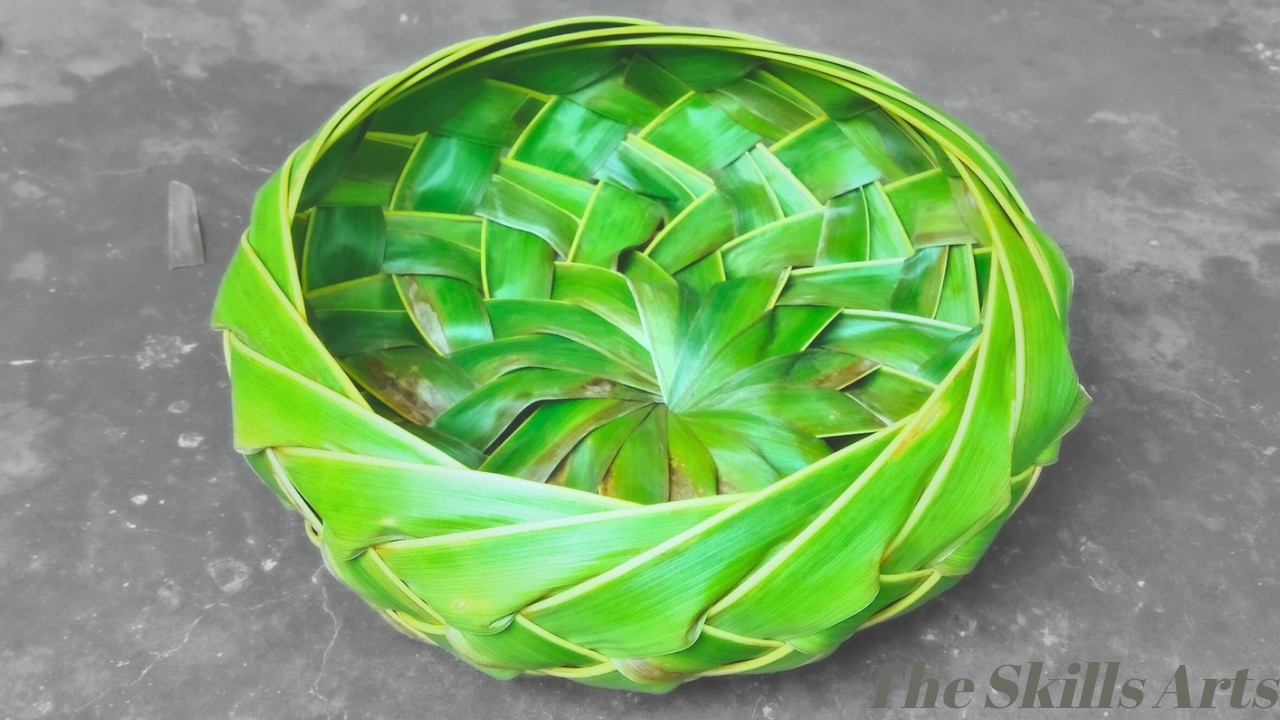 How to Weaving Coconut Leaf Basket / Weaving Techniques / Round bowls ...