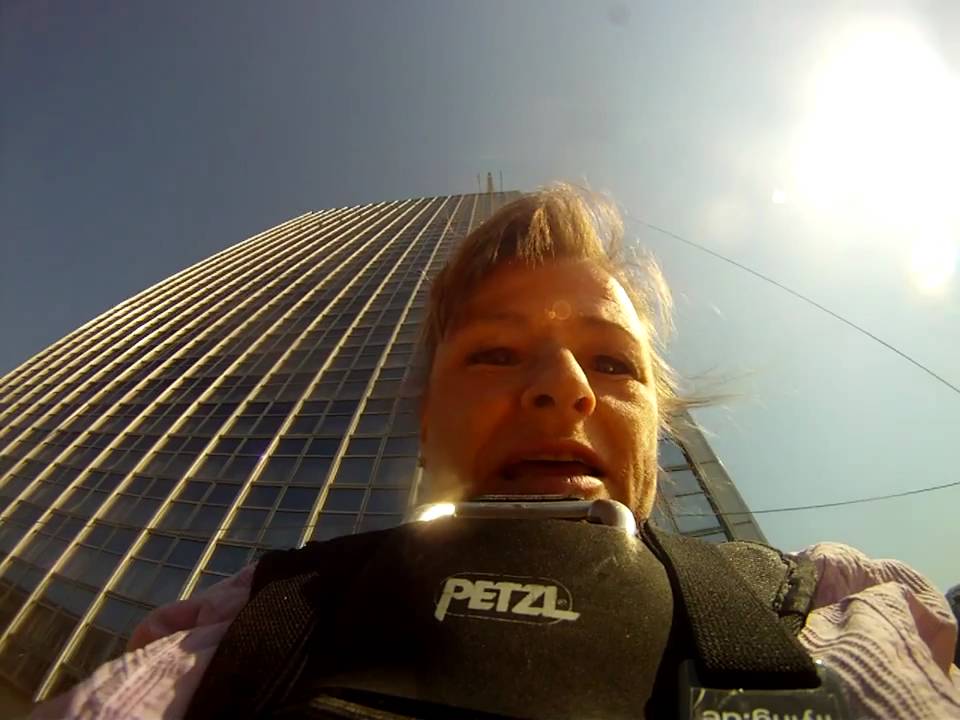 Base Flying am Alexanderplatz in Berlin - YouTube
