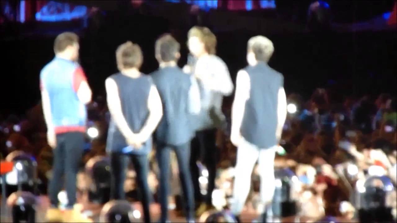 Narry Moment - One Direction WWA Tour - YouTube