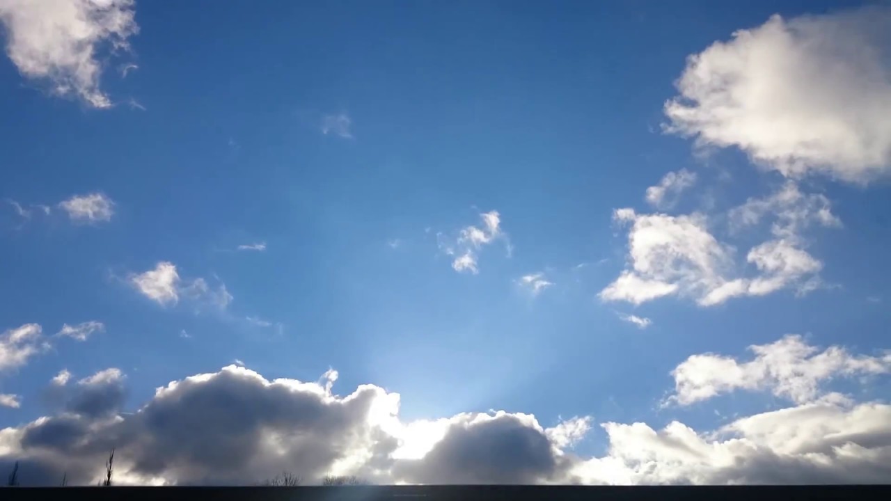 Plující obloha s prodírajícími se paprsky slunečního svitu - YouTube