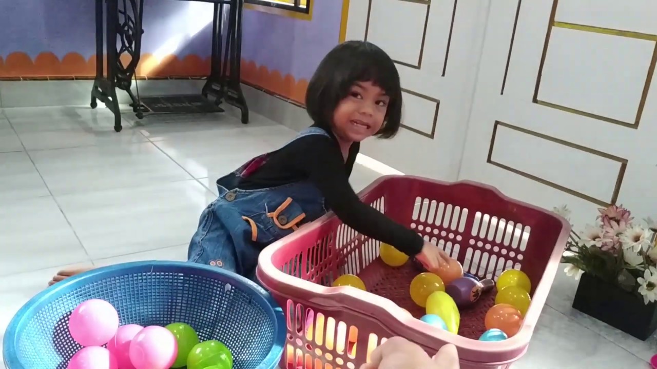 Beli Mainan Bola Warna Warni | Belajar Warna dan Menghitung Bola - YouTube