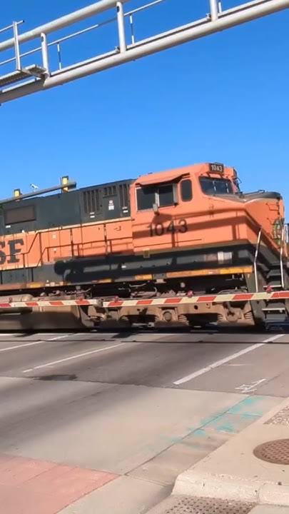 BNSF H1 Dash 9 1043 trailing on a BNSF manifest - YouTube