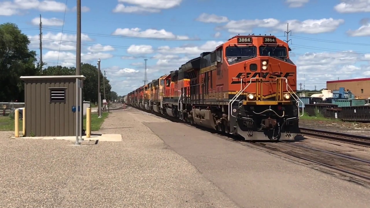8-unit lashup, K3LA Gevo, SD70MACs, SD70ACes, DPUs, Hornshow - St. Cloud, MN. - YouTube