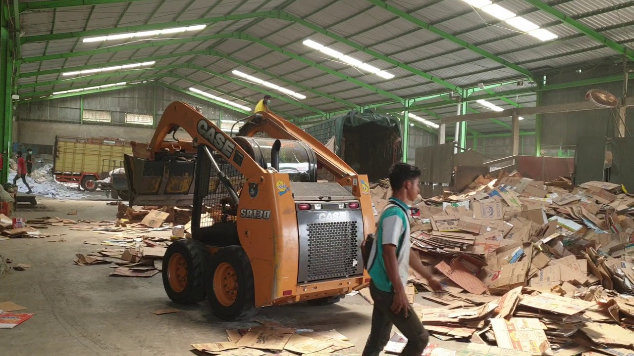 CASE SR130 Skid Steer Loader in Action - YouTube