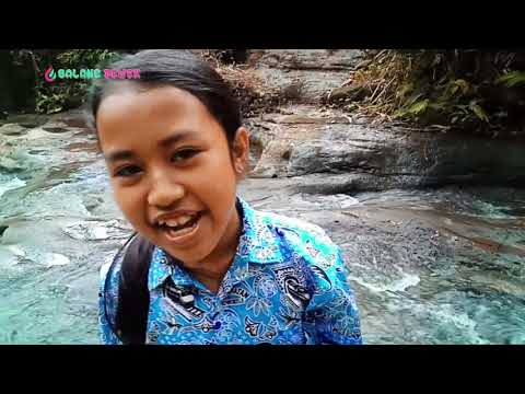 bocah giyanti cantik mandi di sungai
