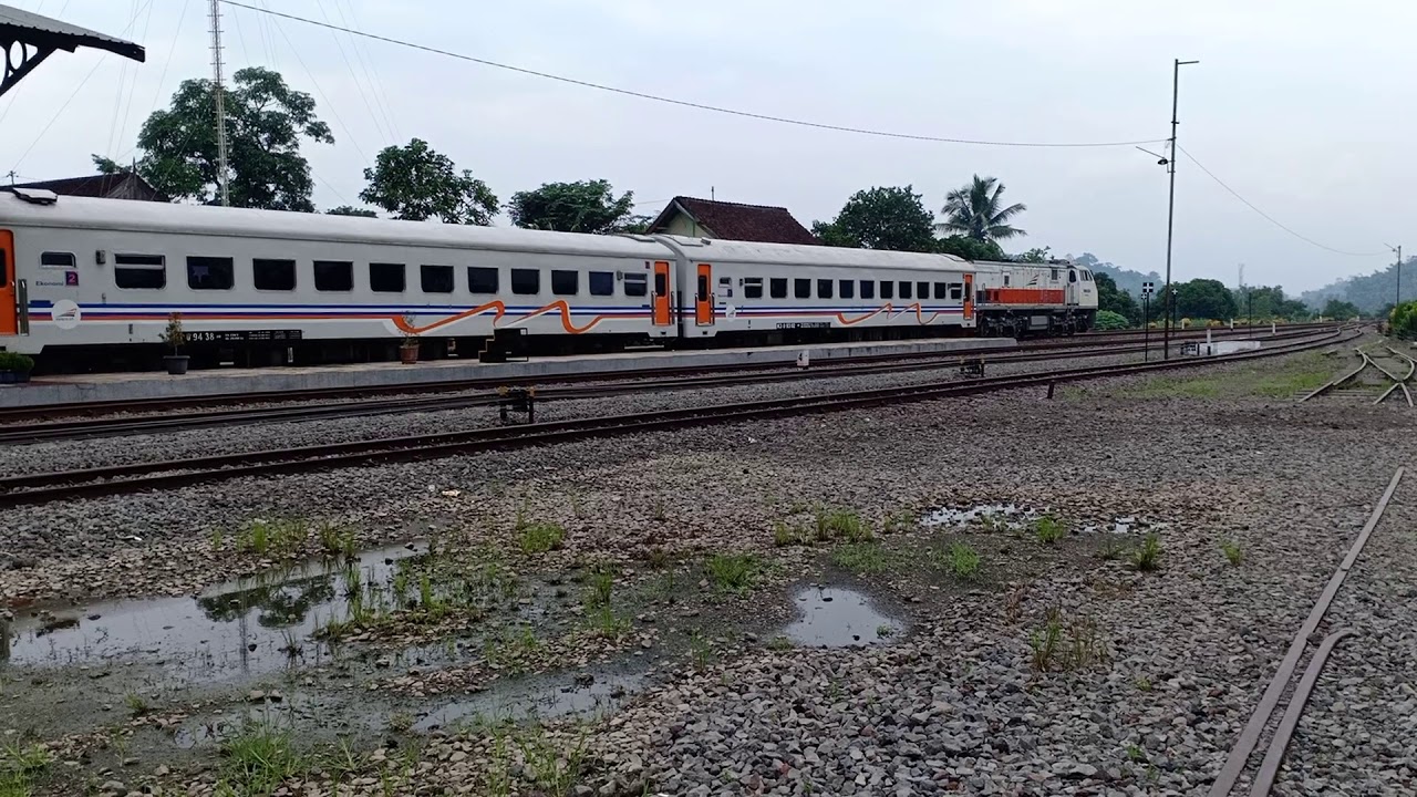 Prosedure Kereta Api Berangkat di Stasiun Kalisat - YouTube