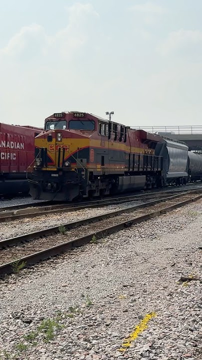 KCS 4825 rolls a manifest past Mannheim - YouTube