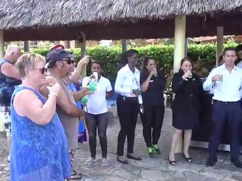 Nuestro habitual brindis con nuestros clientes repitentes Our usual ...