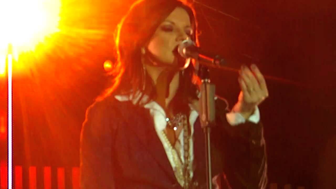 Martina McBride singing Independence Day (LIVE) - YouTube