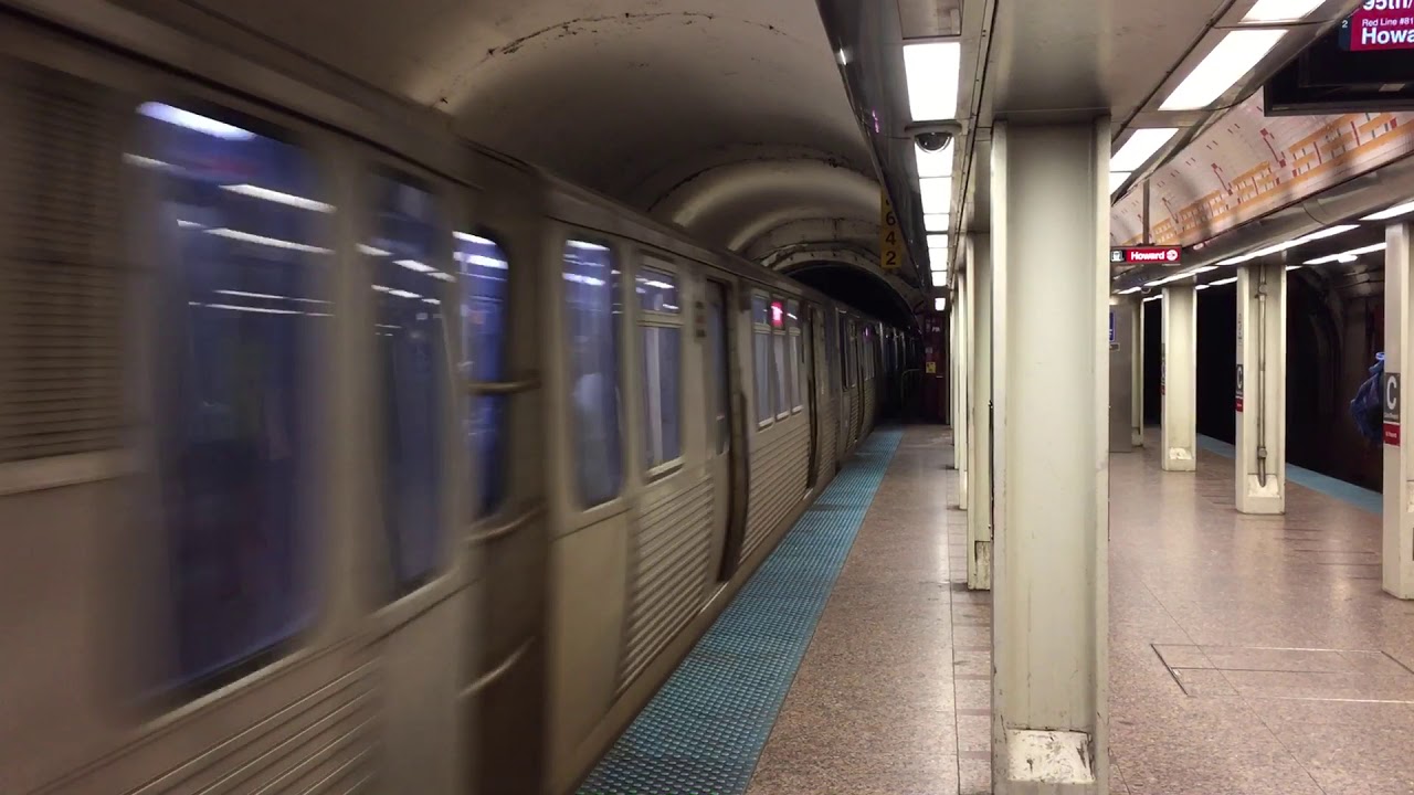 CTA train approaching in Chicago - YouTube