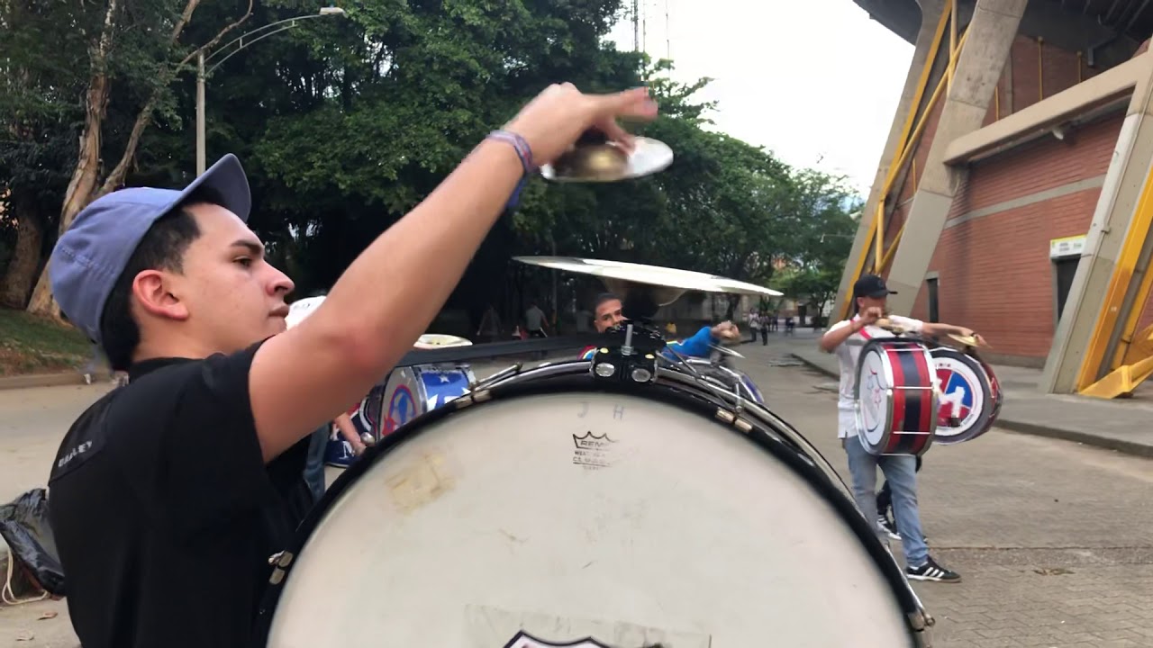 La percusión ensayando - La Murga del Indigente - YouTube