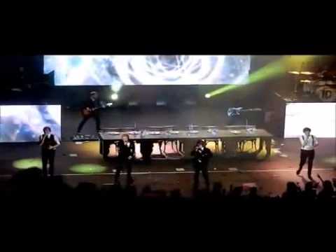 Crazy Fan Runs Onto Stage At A Live One Direction Concert - One ...