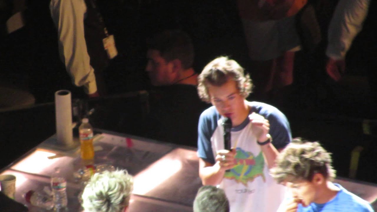One direction eating nachos on stage! DALLAS - YouTube