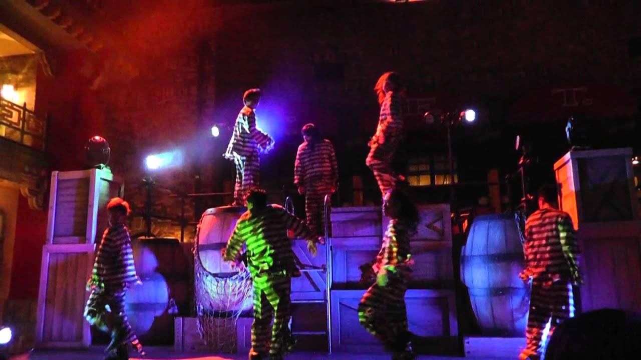 USJ Zombie Mob Backdraft Stage 2014.9.28 - YouTube