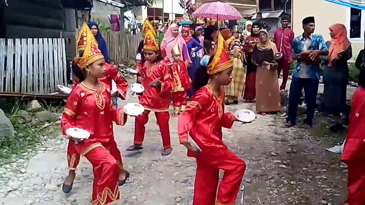 Kebudayaan adat Minang Tari piring dari SUMATERA BARAT (SUMBAR) - YouTube