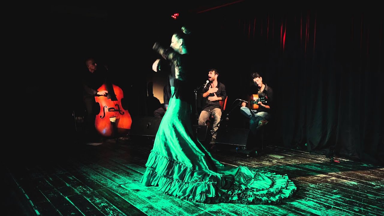 Flamenco - Fandango con bata de cola - YouTube