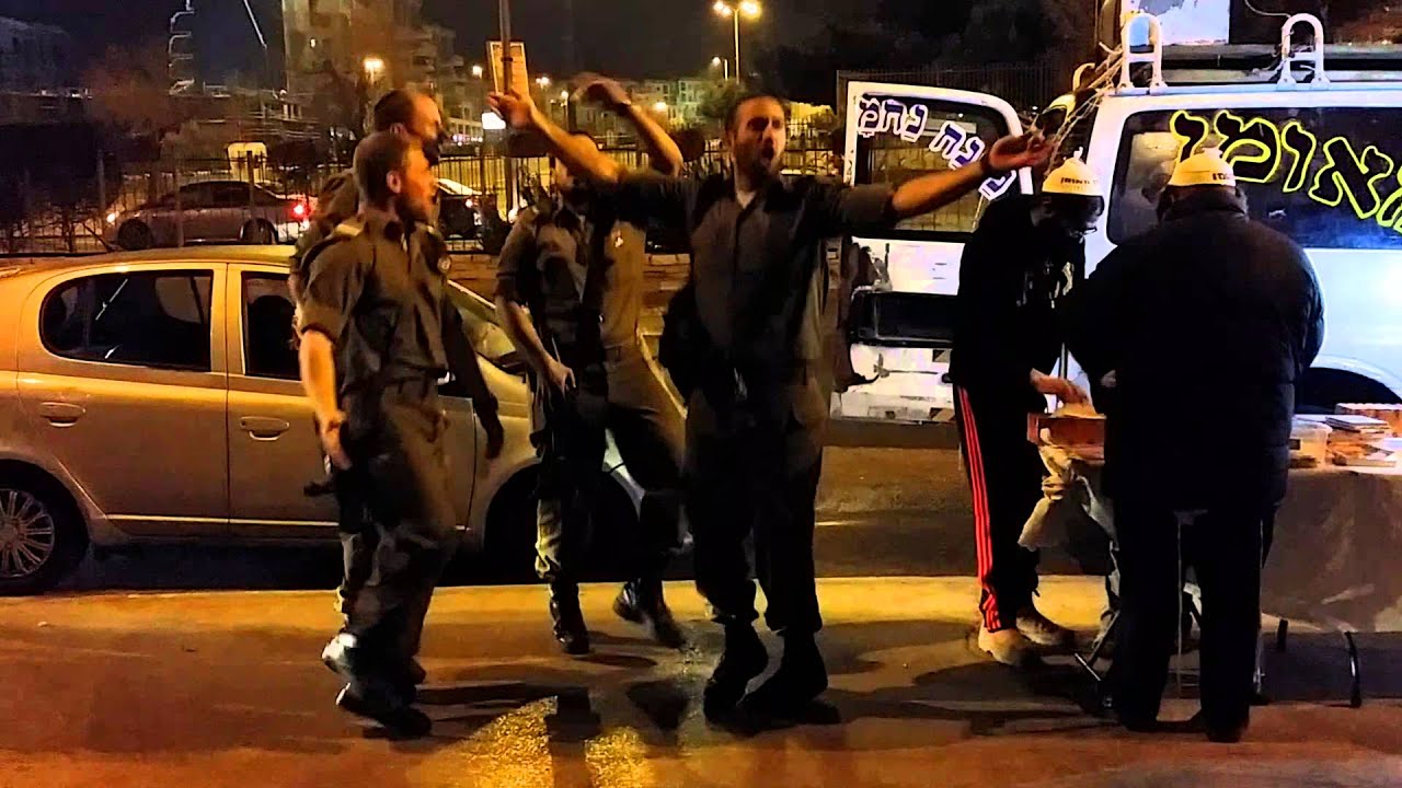 WOW ISRAELI SOLDIERS DANCING ON THE STREET, NANACH PART 2 - YouTube