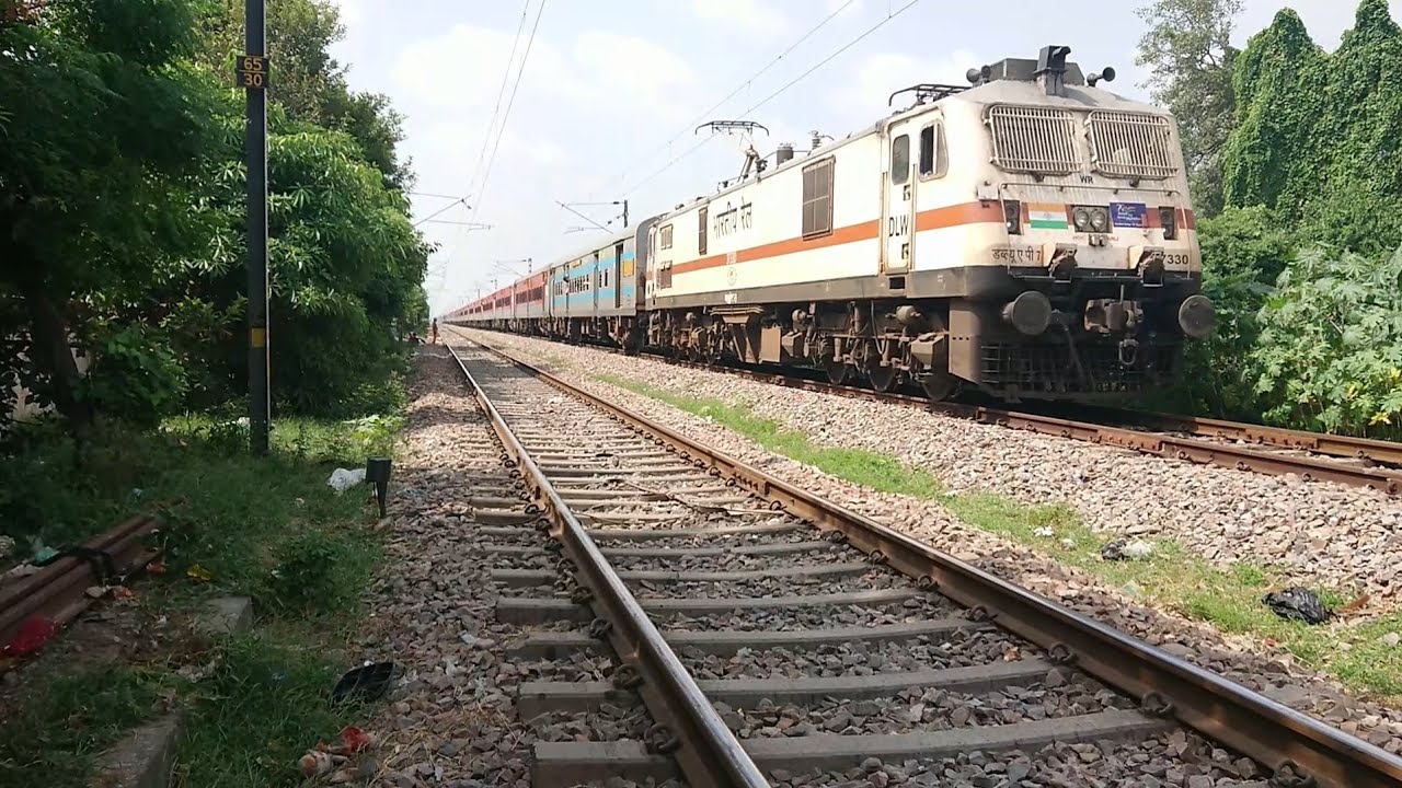 12912 - WAP7 Valsad SF Express Slowly Arrived at Meerut City Junction ...