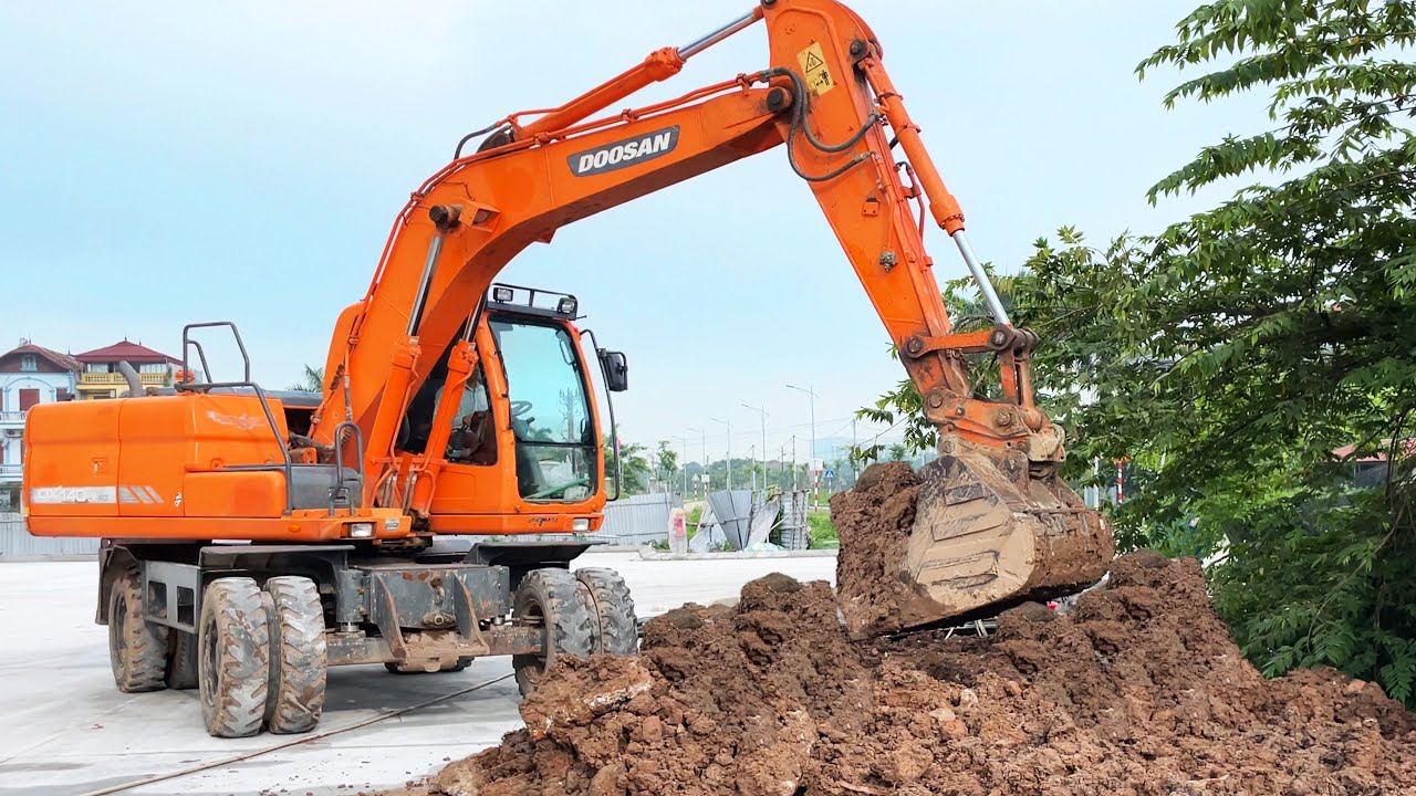 DOOSAN Excavator Loading Digging Dirt to Build New House | Heavy ...