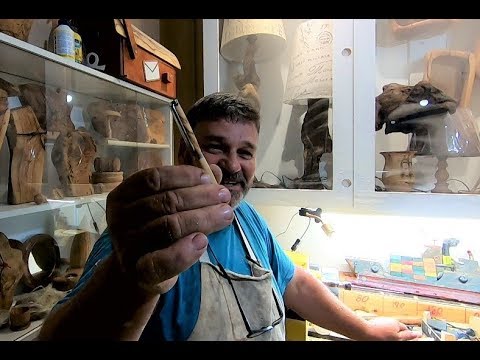 Ο ΣΤΑΥΡΟΣ ΒΑΜΒΟΥΝΑΚΗΣ ΦΤΙΑΧΝΕΙ ΣΤΥΛΟ ΑΠΟ ΞΥΛΟ ΕΛΙΑΣ! - YouTube