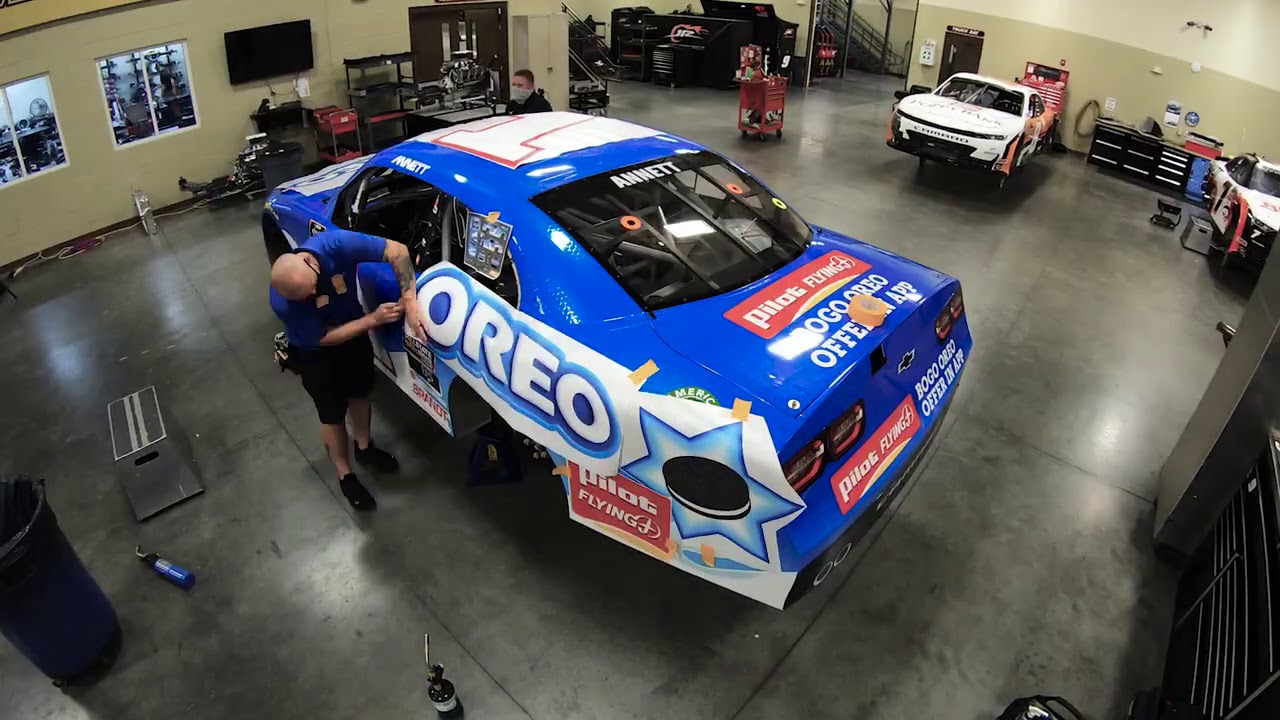 Michael Annett's No. 1 Oreo Pilot Flying J Throwback Time-Lapse - YouTube