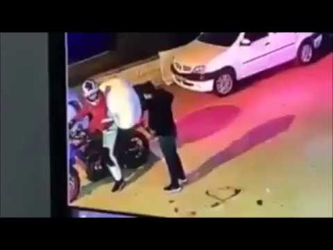Motosiklete uzun eşşek oynar gibi binen kral. Motora uzun eşşek oynayarak biniyor