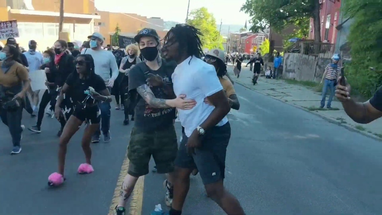Street fight breaks out at Cincinnati protest - YouTube