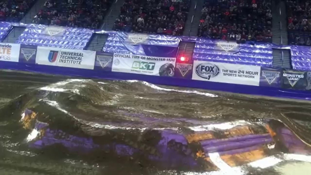 Monster Jam XL Center 2016: Thrasher & Lumberjack Wheelie - YouTube