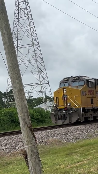 UP 6957 Leads a Manifest Train with a nice K3HL - YouTube