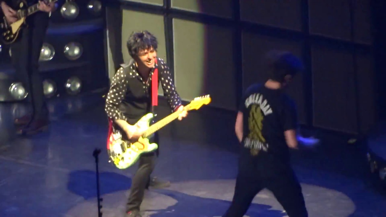 Green Day - Longview ( fans singing ) - live Manchester 2017 - YouTube