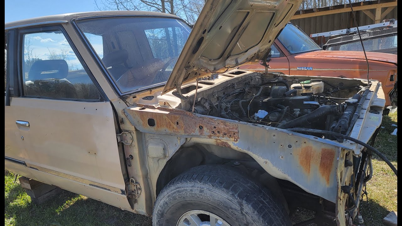 Pulling the engine 1985 Nissan 720 - YouTube