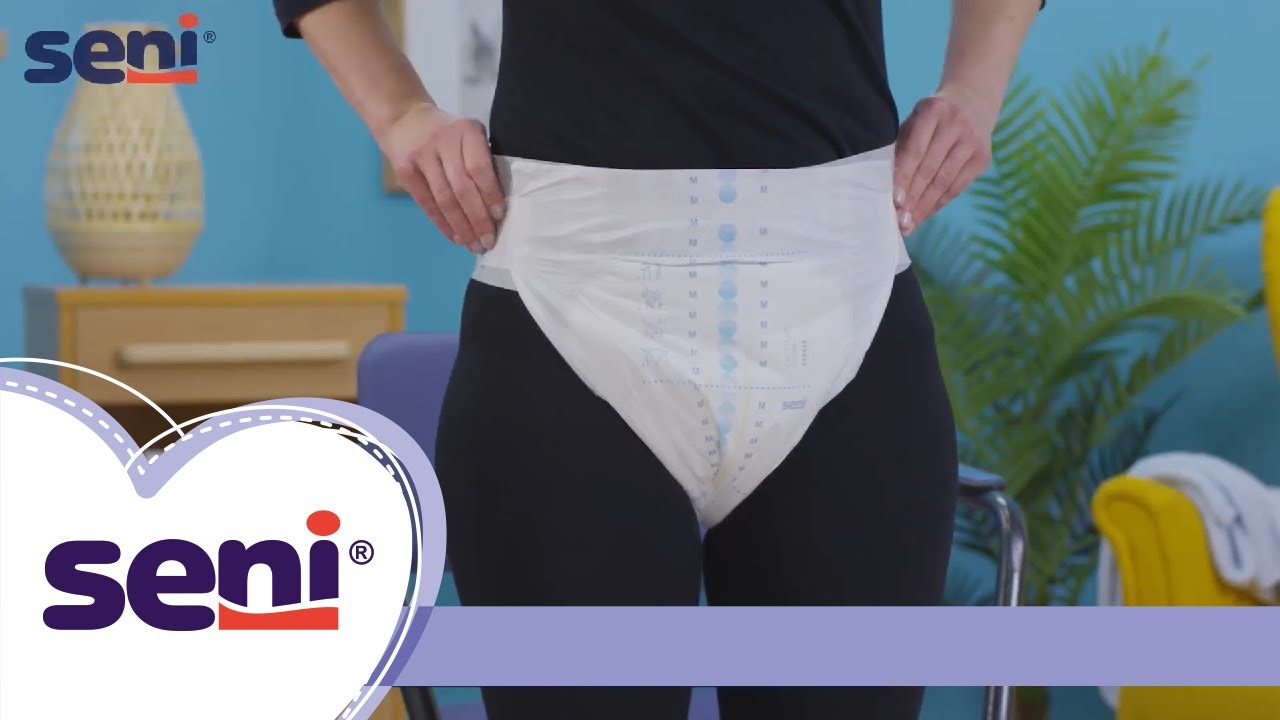 Kaip tinkamai uždėti sauskelnes su reguliuojamu juosmeniu stovinčiam ...