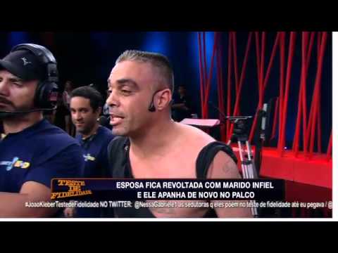 Teste de Fidelidade: Revoltada, mulher bate e rasga roupa de infiel no palco