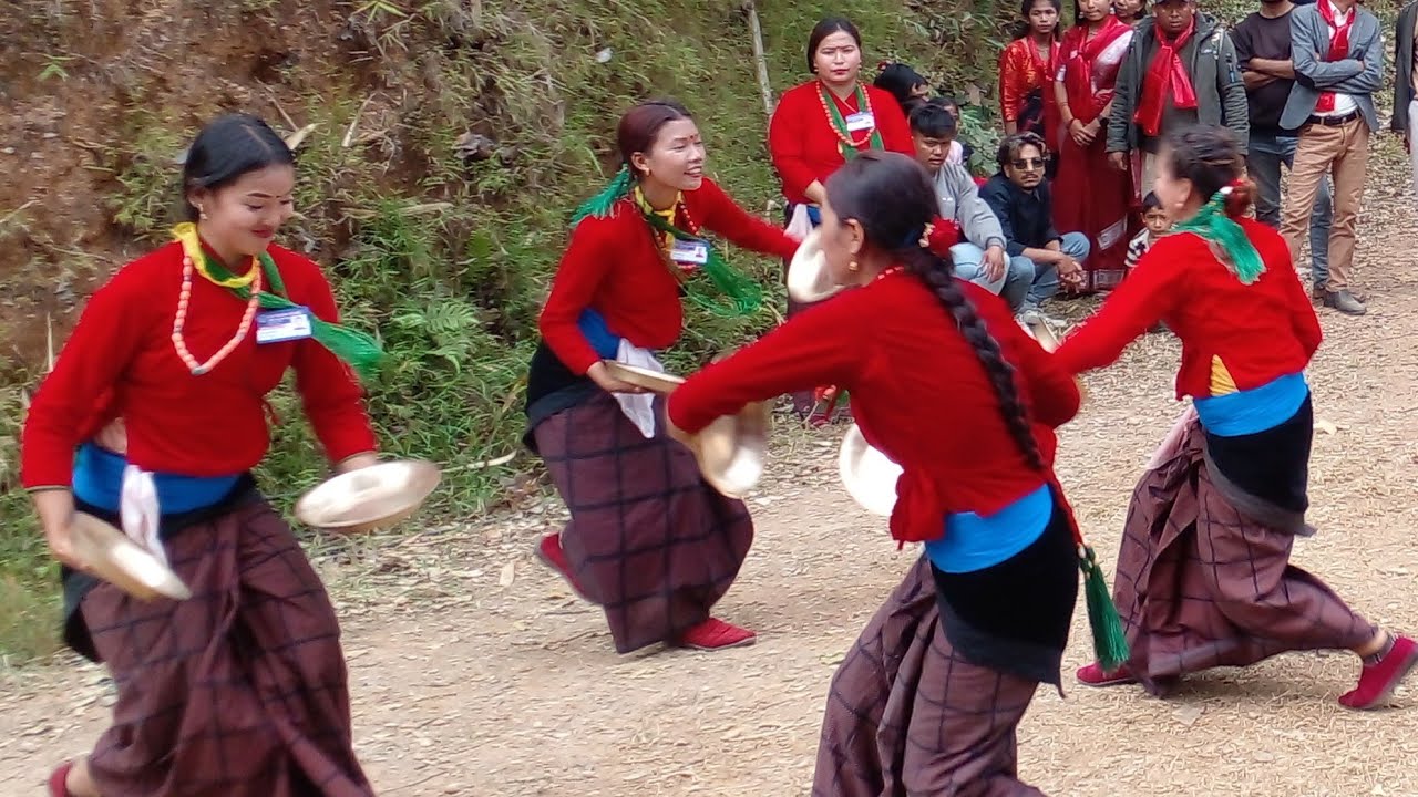 हातैमा थाली लिएर नाचिने नाच हेर्नुस सुन्दरी हरुको कलात्मक प्रस्तुति ...