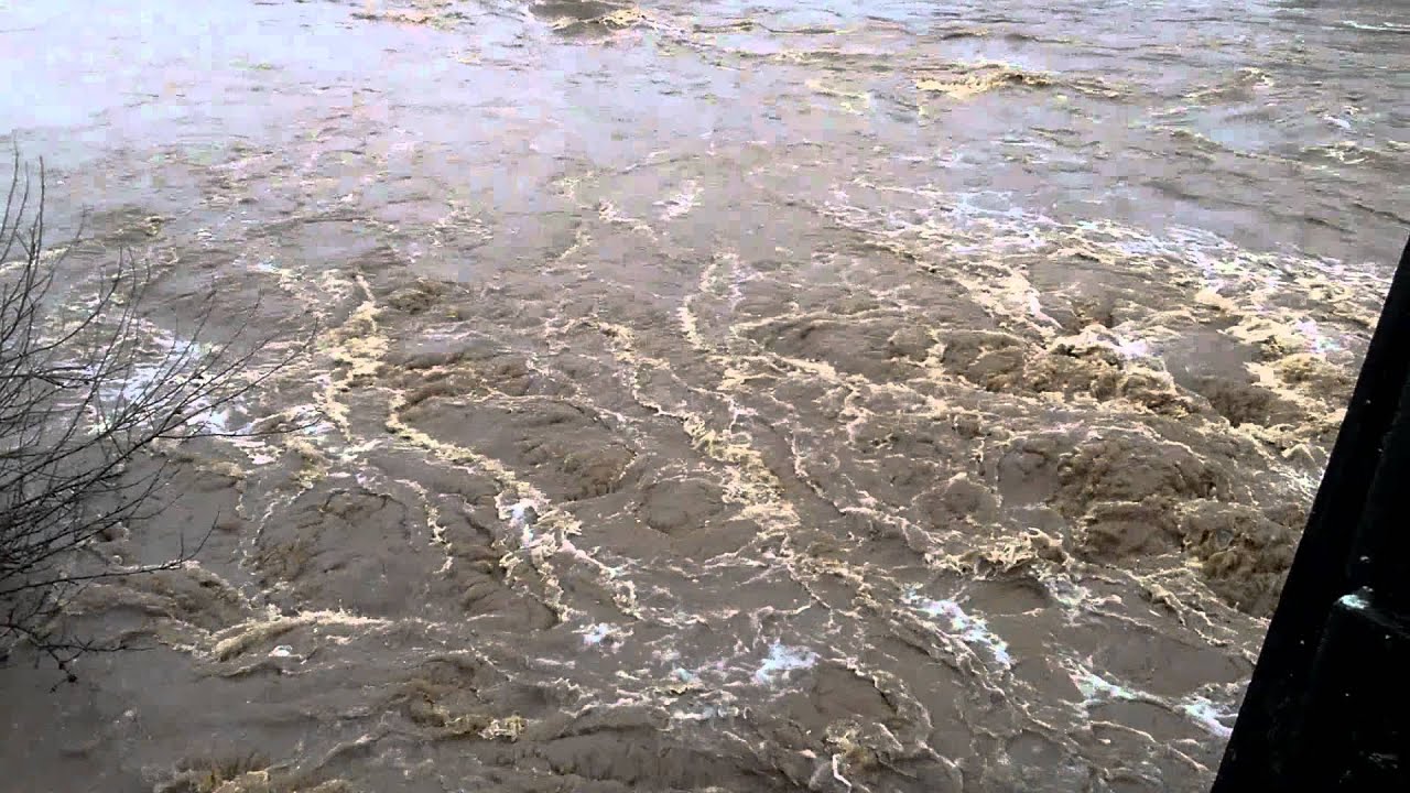 Aboyne Bridge, River Dee Flood, Storm Frank, 30-Dec-15 - YouTube