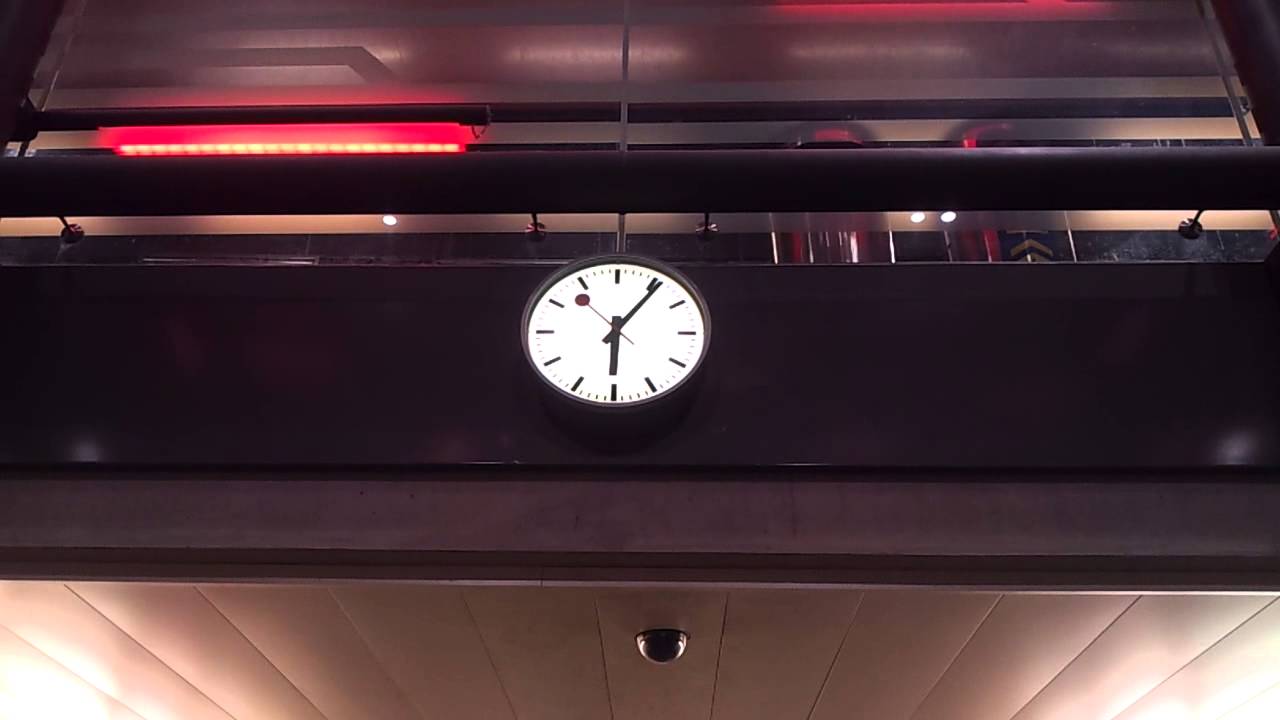 Iconic SBB Station clock adjusting itself on DST change - YouTube