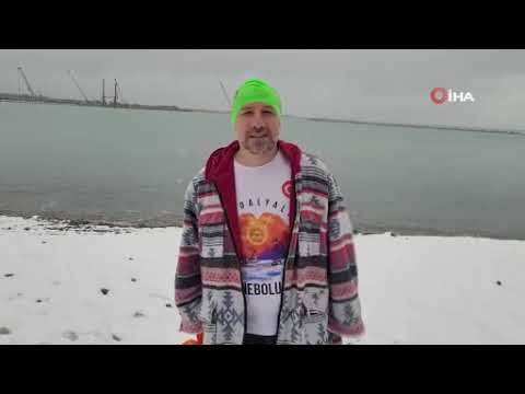 Kastamonu'nun soğuğuna aldırış etmedi, kar altında denizde yüzdü